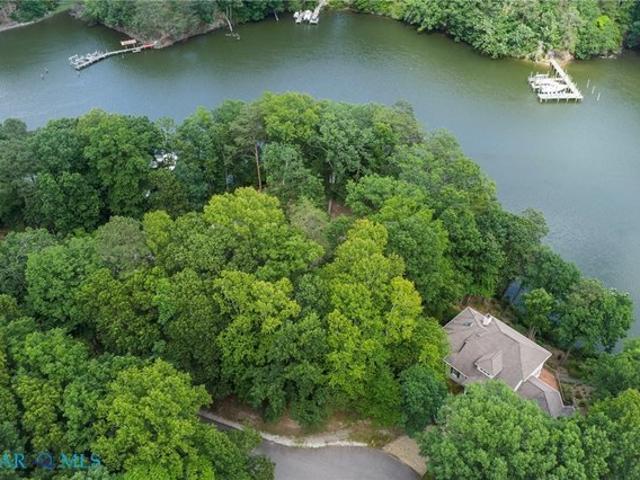 1015 Wilton Coves Dr, Hartfield, VA 23071