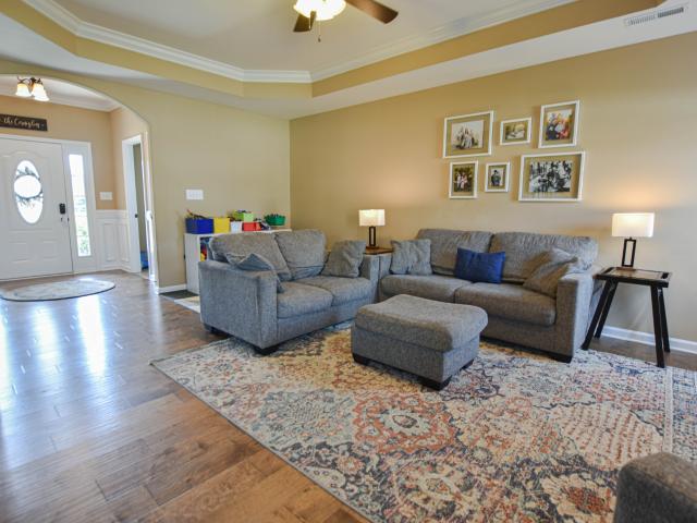1016 Meadowview Lane