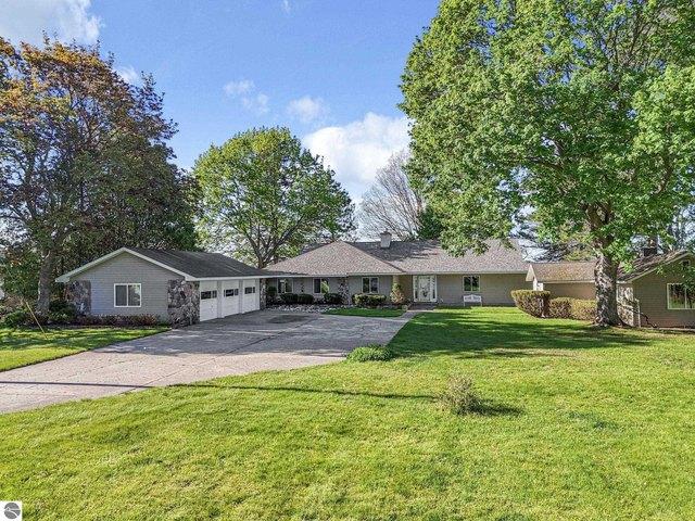 1016 Sunnyside Dr, Cadillac, MI 49601