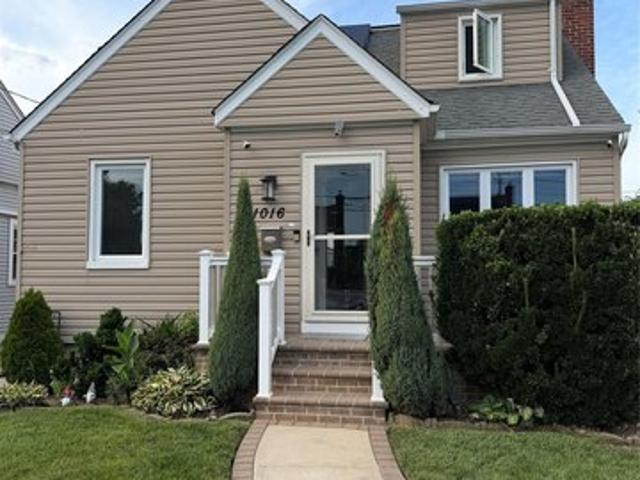 1016 Theodora St, Franklin Square, NY 11010
