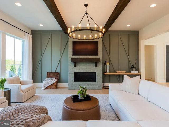 1016 Valley Crossing Drive