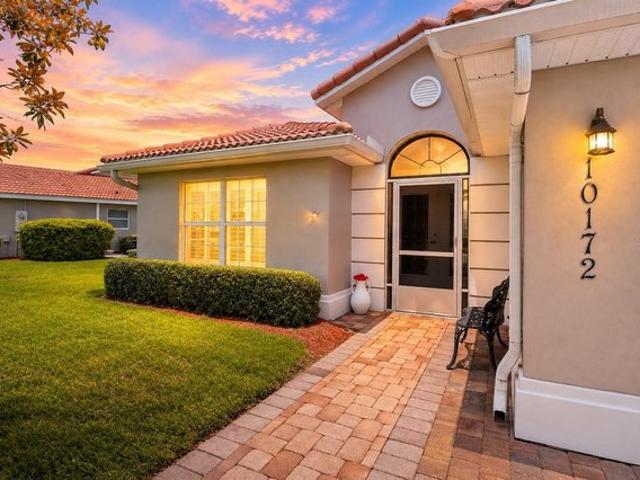 10172 Mainsail Dr, Oxford, FL 34484