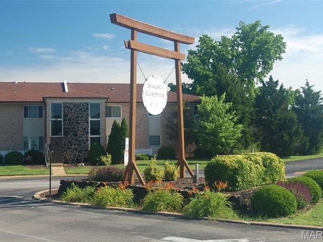 10174 Sakura Dr, Saint Louis, MO 63128