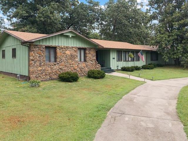 1017 Chinquapin St, Cassville, MO 65625