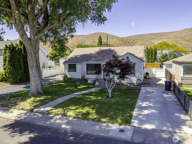 1017 SW C St, Moses Lake, WA 98823