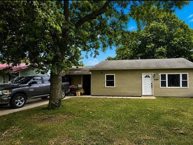 1017 S Eastview Dr, Tuscola, IL 61953