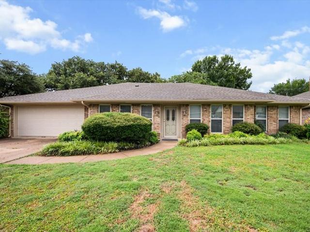 1018 Auburn Dr, Arlington, TX 76012