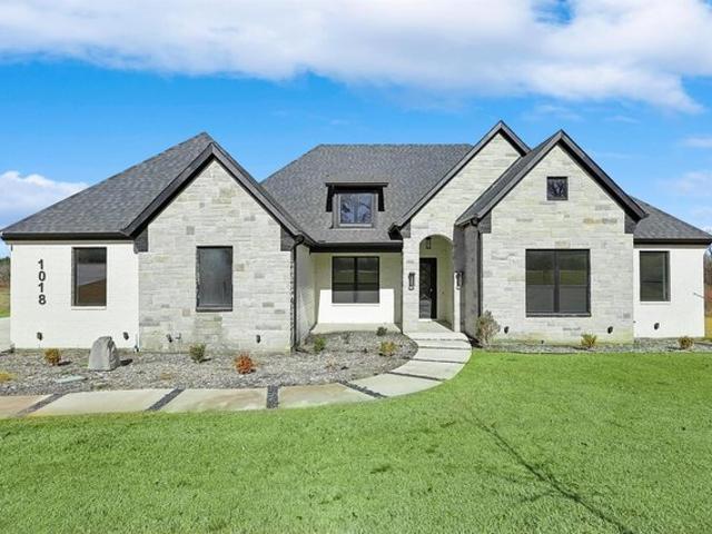 1018 Glenoaks Dr, Weatherford, TX 76088