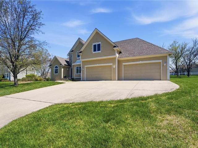 1019 SW Coachlight Ct, Lee's Summit, MO 64081 | MLS #2611