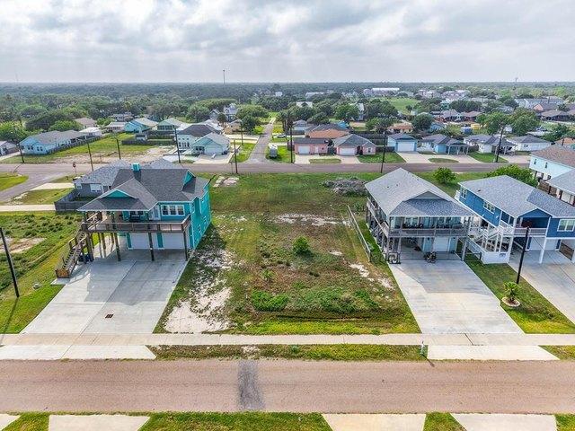 1019 S Live Oak St, Rockport, TX 78382