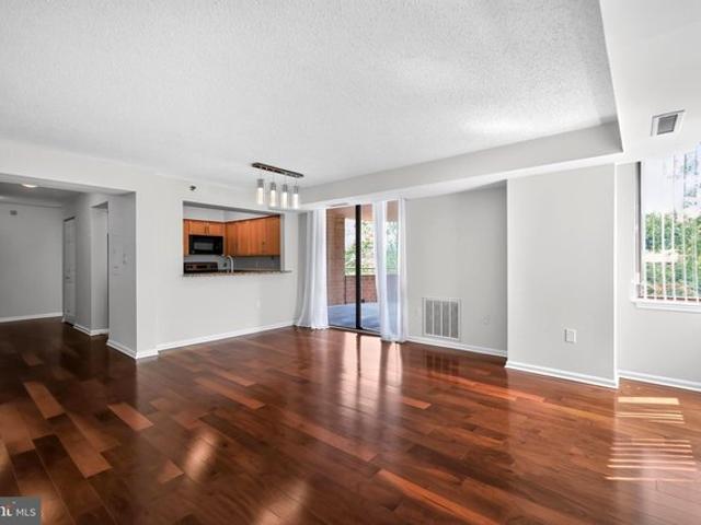 10101 Grosvenor Pl Apt 305, Rockville, MD 20852
