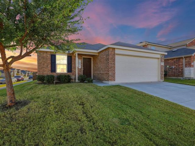 10101 Newtown Dr, Fort Worth, TX 76036