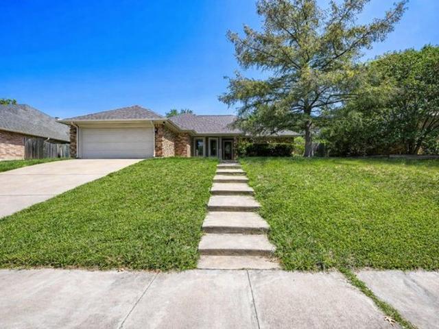 10104 Stoneleigh Dr, Benbrook, TX 76126