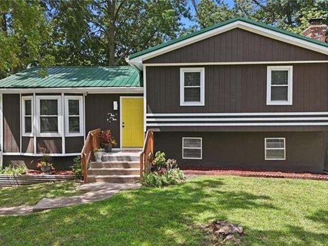 1010 E Langsford Rd, Lee's Summit, MO 64063