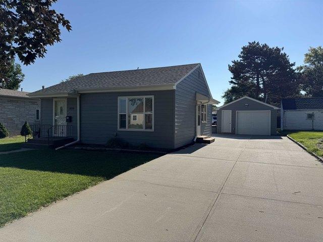 1010 Hancock St, Holdrege, NE 68949