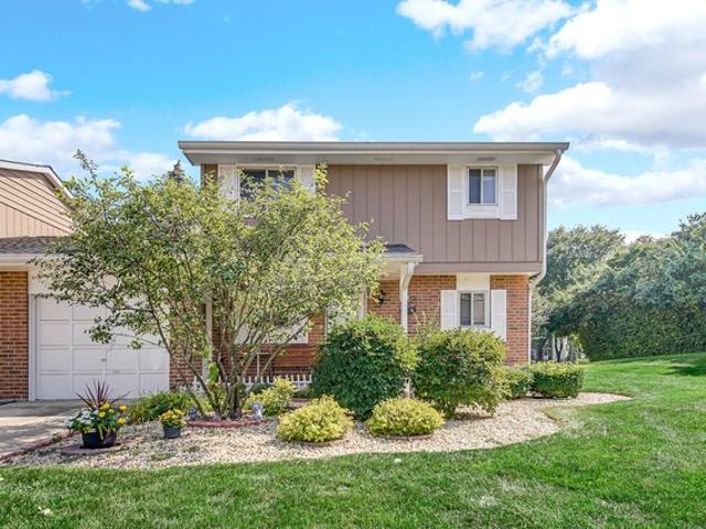 1010 Heathrow Ct, Wheaton, IL 60189