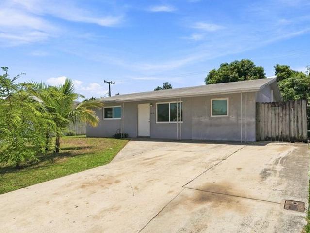 1010 Pine Tree Dr, Lantana, FL 33462