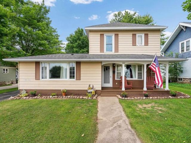 1010 S Pearl St, New London, WI 54961