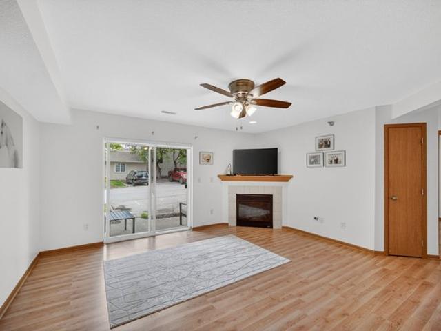 10111 Sutton Dr Unit 1, Urbandale, IA 50322