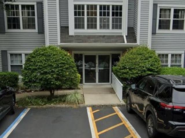 1011 Meadow Ct, Helmetta, NJ 08828