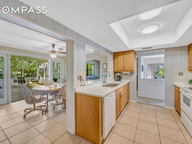 1011 Meadowcrest Dr, Valrico, FL