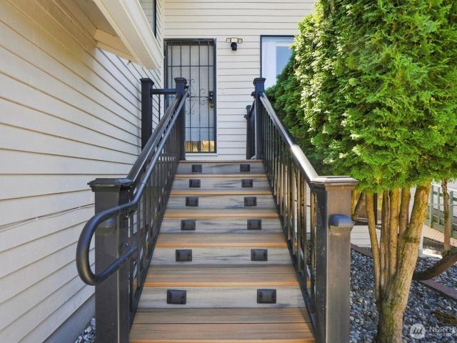 1011 N 28th Place