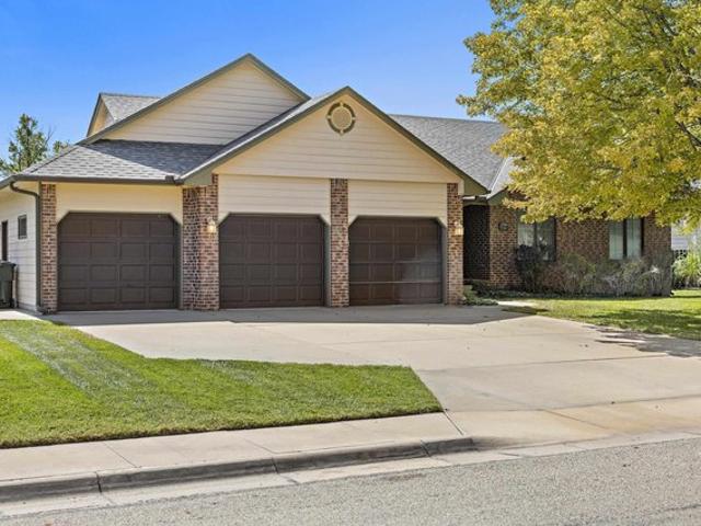 1011 Barberry Dr, Hutchinson, KS 67502