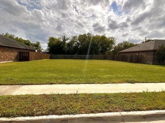 1011 Bluecrest Ln, Beeville, TX 78102