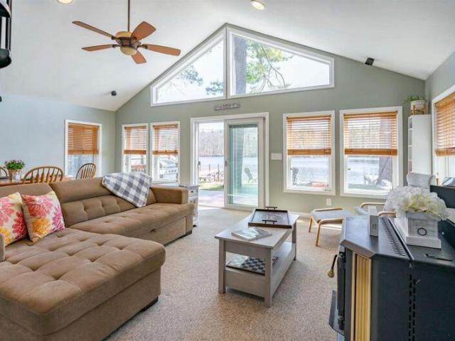 1011 Collettes Grove Road, Derry, NH 03038