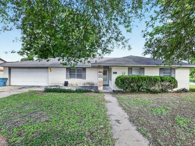 1011 E Hefferman St, Beeville, TX 78102