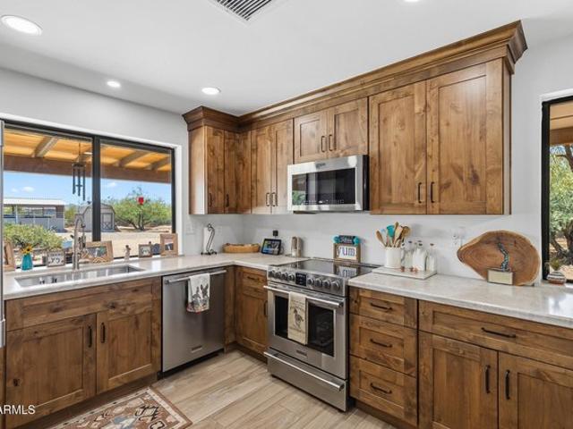 1011 E Maddock Rd, Phoenix, AZ 85086