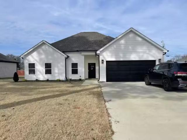 1011 GRAND AVE, MUSCLE SHOALS, AL 35661 Single Family Residenc.