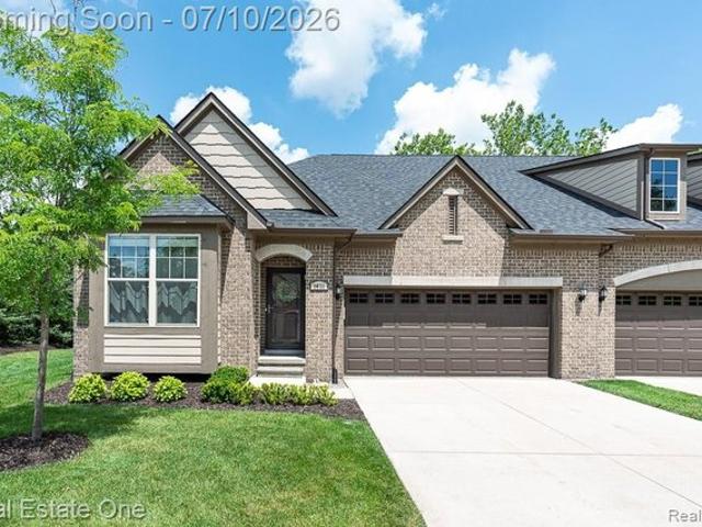 1011 Hampshire Ct, Rochester Hills, MI 48307