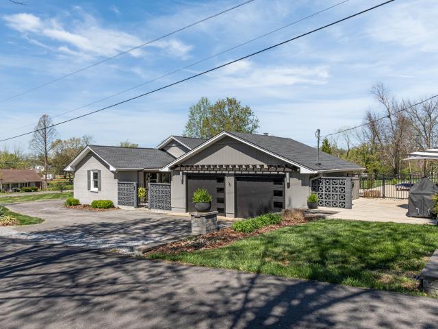 1011 Lakeshore Dr