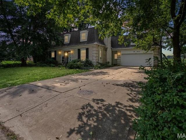 1011 Richard Dr, Godfrey, IL 62035
