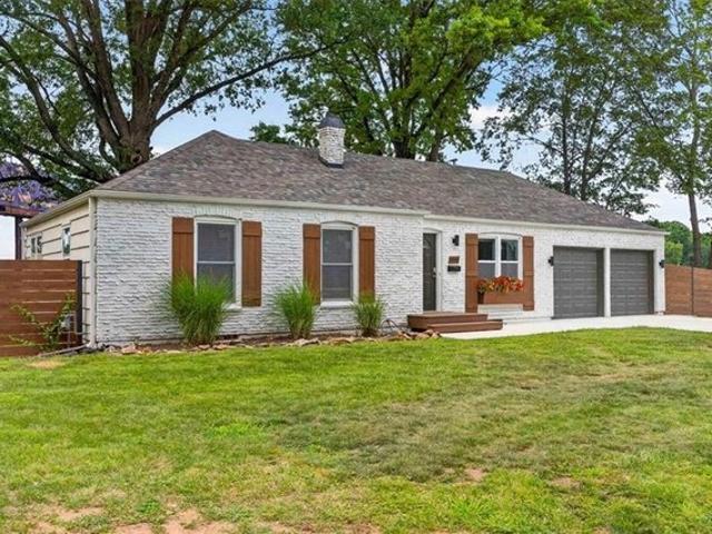 1011 W 1st St, Lee's Summit, MO 64063