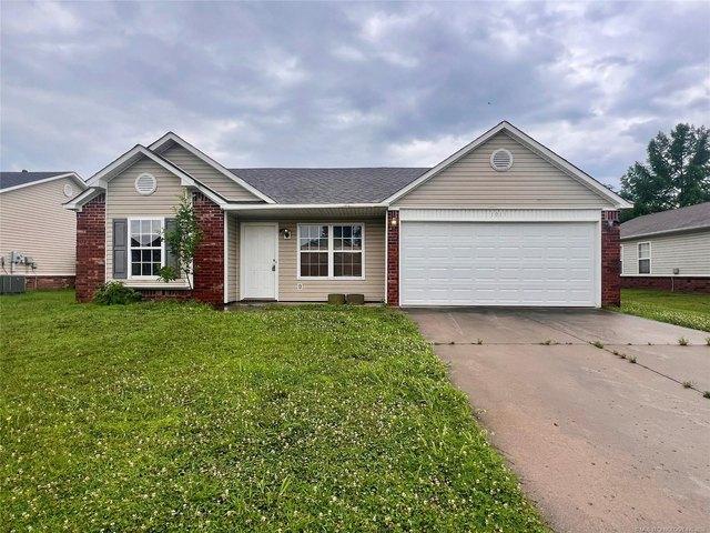 1011 W 23rd St, Claremore, OK 74017
