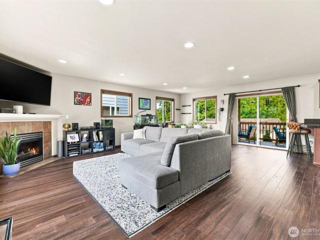 1011 94th Drive NE