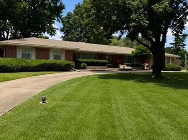 10120 Wenonga Ln, Leawood, KS 66206
