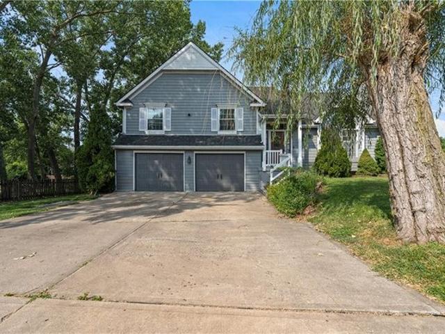 10126 N Highland Ter, Kansas City, MO 64155