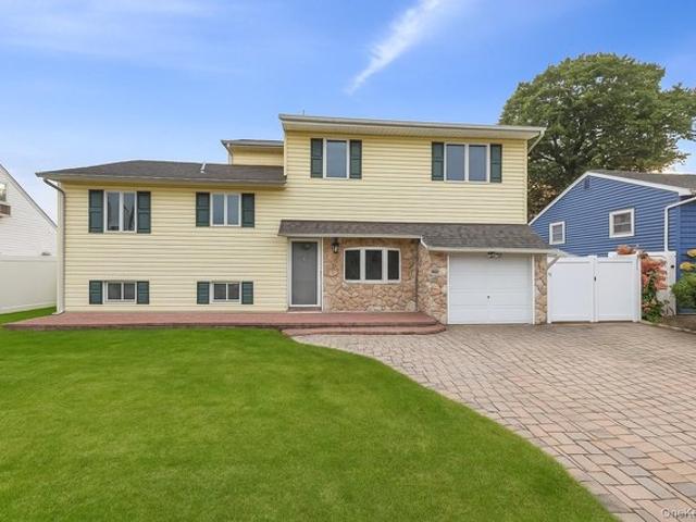 1012 N Ontario Ave, Lindenhurst, NY 11757