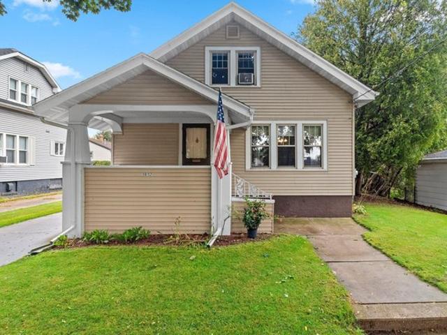 1012 Philippen St, Manitowoc, WI 54220
