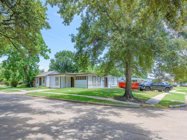 1012 W Hart Avenue