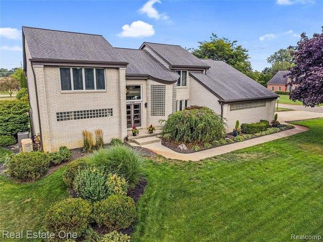 10137 Devonshire Dr, Green Oak Township, MI 48178