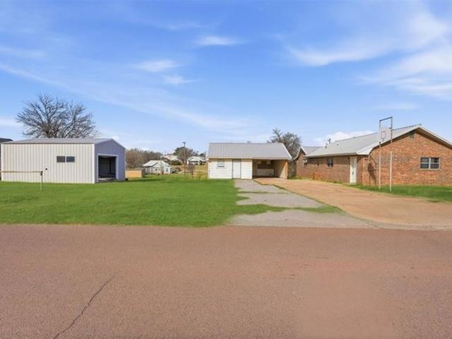 1013 N 3rd St, Sayre, OK 73662
