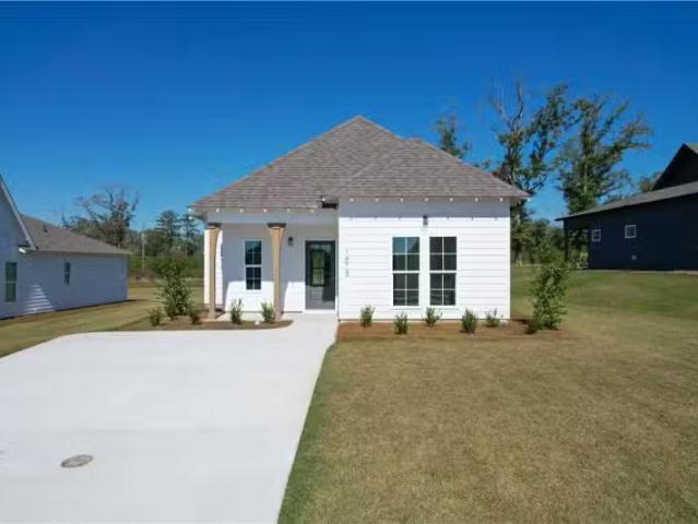 1013 CROSSING CT E, VALLEY, AL 36854
