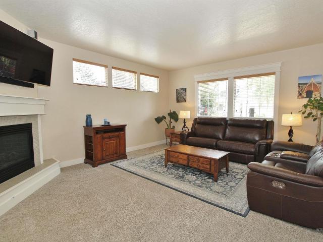 1013 E Legacy View Dr