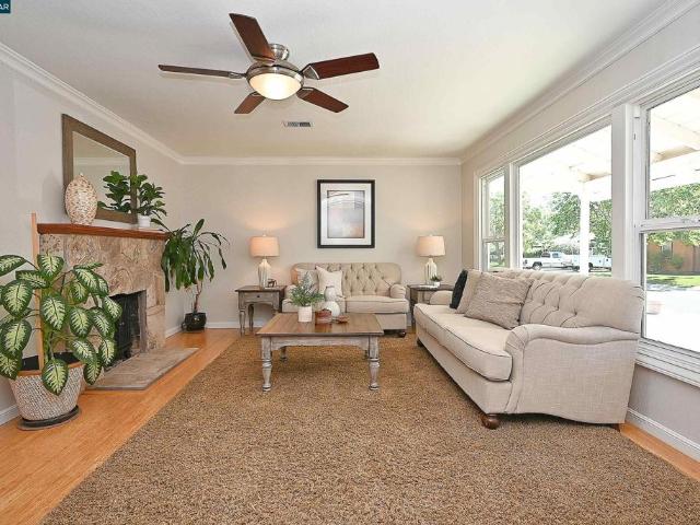 1013 Pleasant Valley Dr