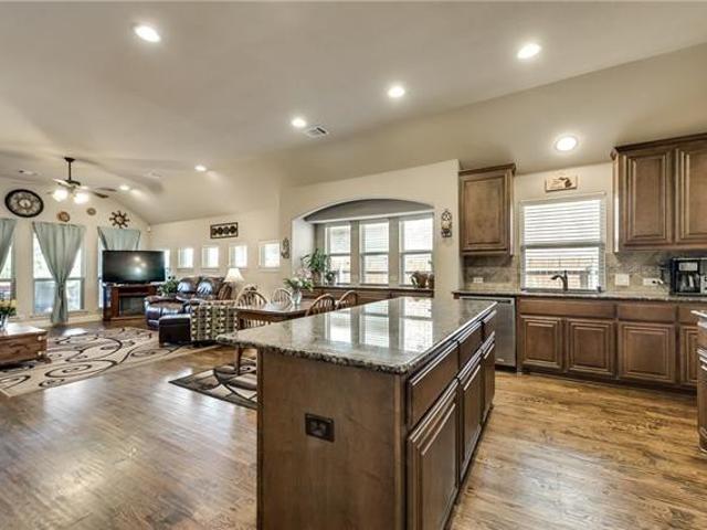 1013 Ponderosa Dr, Aubrey, TX 76227