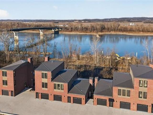 1013 River Bluff Dr, Washington, MO 63090